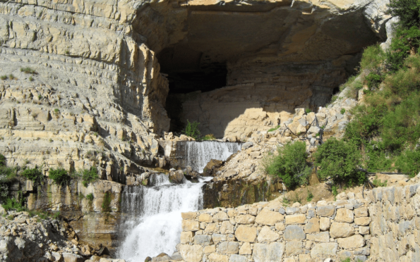Cascadas de Afqa, el salto de agua que nace en una cueva - Planeta ...