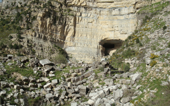 Cascadas de Afqa, el salto de agua que nace en una cueva - Planeta ...