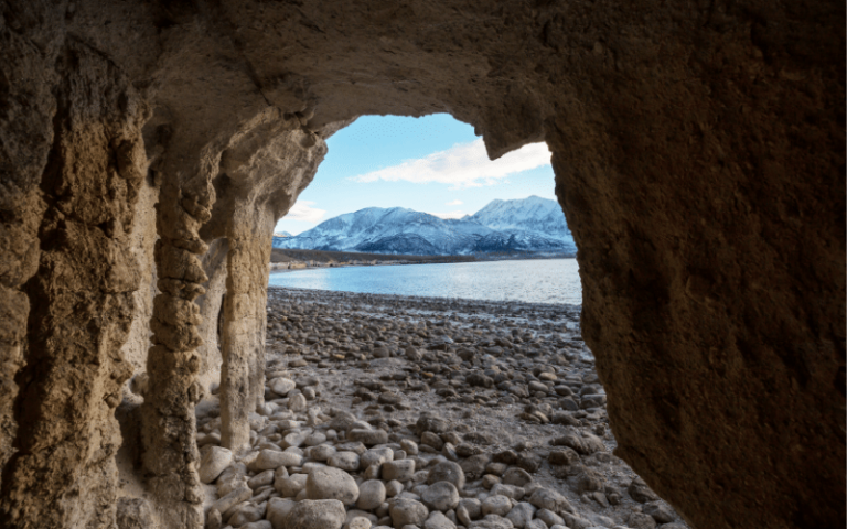 Crowley Lake Stone Columns, el lago que revela columnas naturales ...