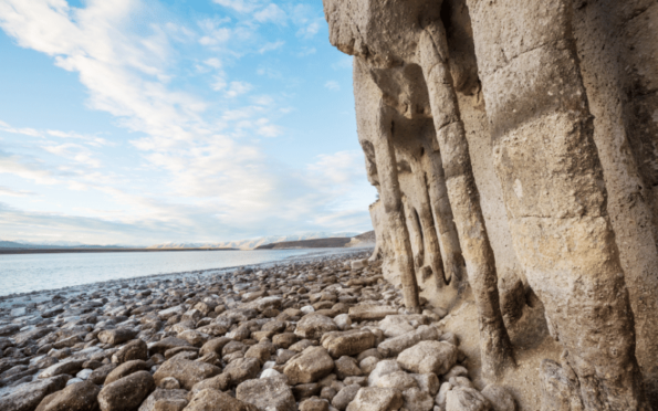 Crowley Lake Stone Columns, el lago que revela columnas naturales ...