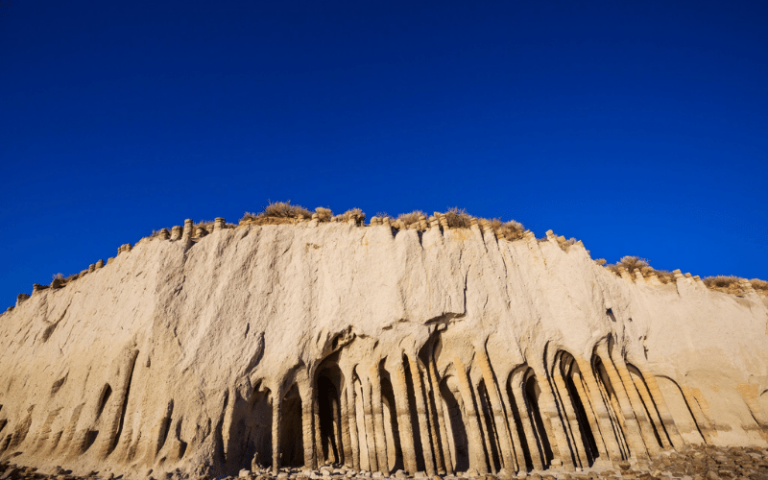 Crowley Lake Stone Columns, el lago que revela columnas naturales ...
